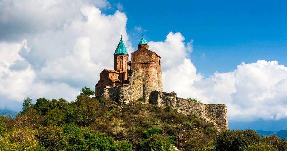 Kvareli city with superb hotels and views to Greater Caucasus ...
